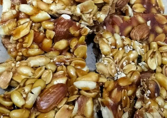 Nuts chikki Recipe by Syeda Hira Mujadid - Cookpad
