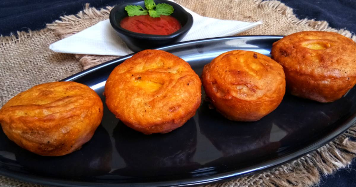 Potato Pakoda In Onion Bowl Recipe by Cook With Neeru Gupta - Cookpad