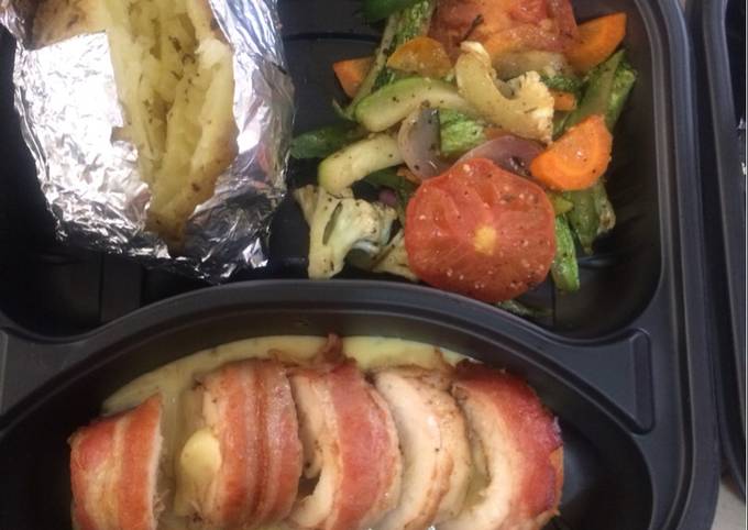 Pollo envuelto en bacon relleno de queso suizo Receta de Chef Sierra ...