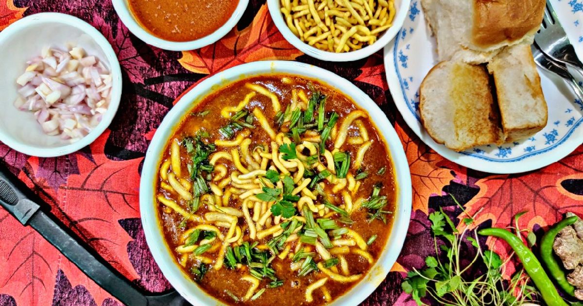 Neeti Patel દ્વારા રેસીપી સેવ ઉસળ(Sev Usal Recipe In Gujarati) - કૂકપૅડ