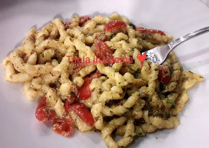 Ricetta Busiate con pesto Trapanese al mortaio di Tania Orologio - Cookpad