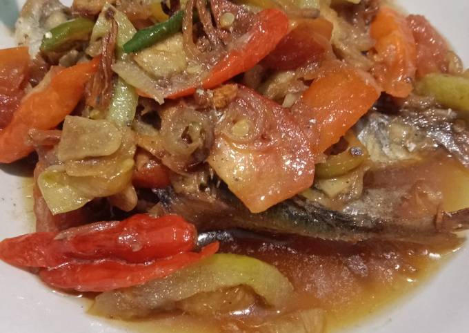Resep Ikan peda tumis 🍅 oleh Yuna Febriyaning Tyas - Cookpad