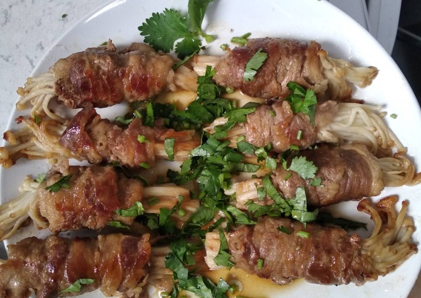 Small beef roll with enoki mushrooms