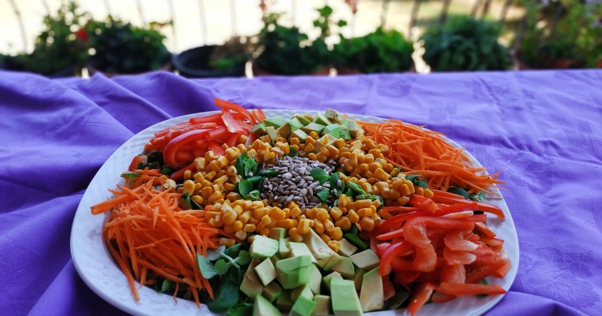 Καλοκαιρινή σαλάτα μιξ με σως βασιλικού Συνταγή από τον/την Anna Beni ...