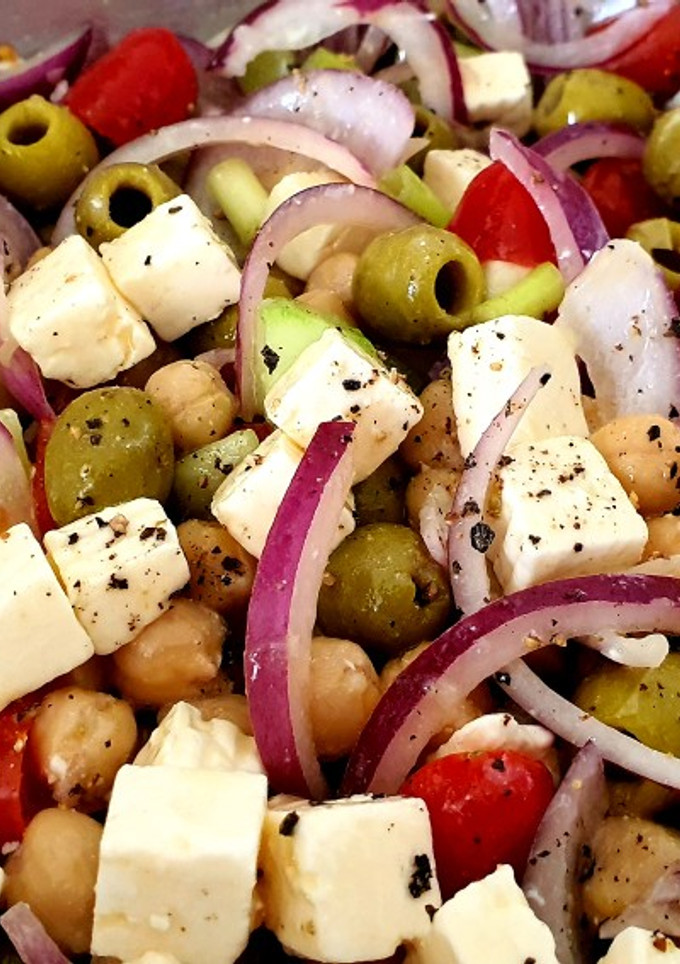 Mediterrán Csicseriborsó & Feta Saláta | George Lakatos receptje ...