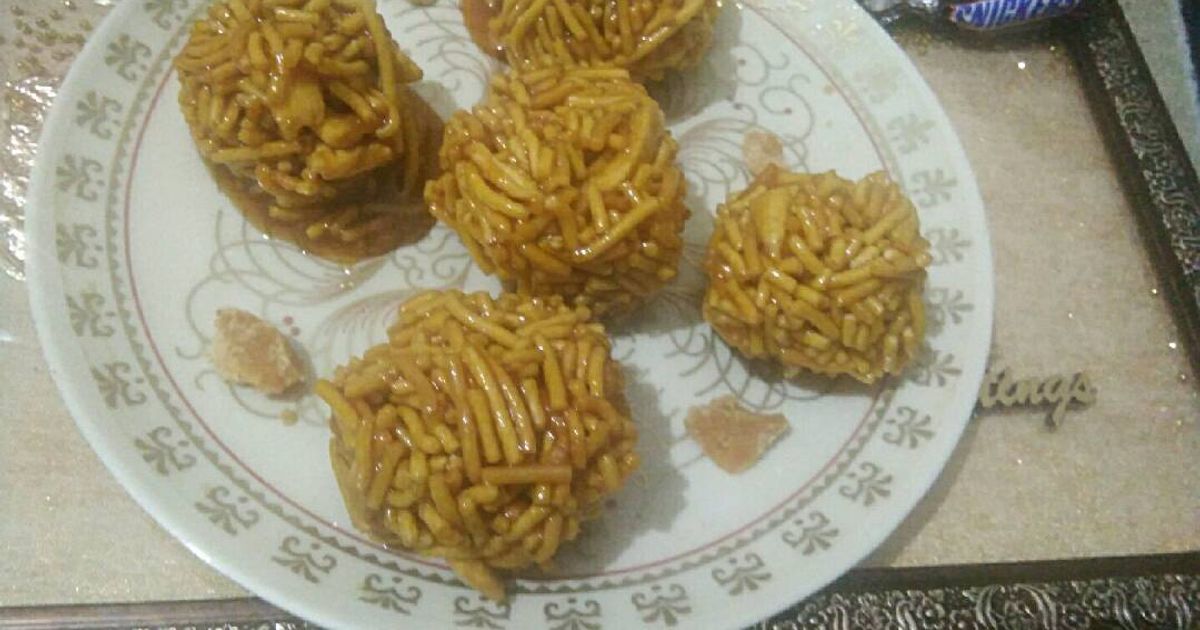 Besan Ke Sev Ke Laddu Recipe by Seema Gandhi - Cookpad