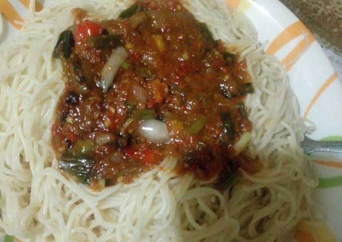 White Spaghetti with source Recipe by Dada Hafsat( Hana's Ktchn ) - Cookpad