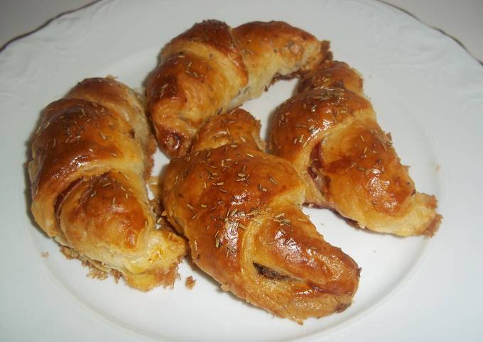 Croissant rellenos de jamón serrano, queso y morcilla de cebolla Receta ...