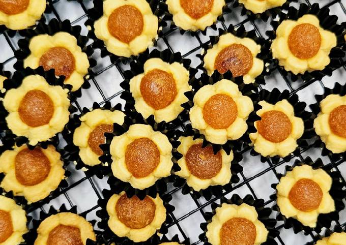 Resep Nastar Renyah bentuk Bunga. Simple No Mixer oleh Mrs. Ferdi - Cookpad