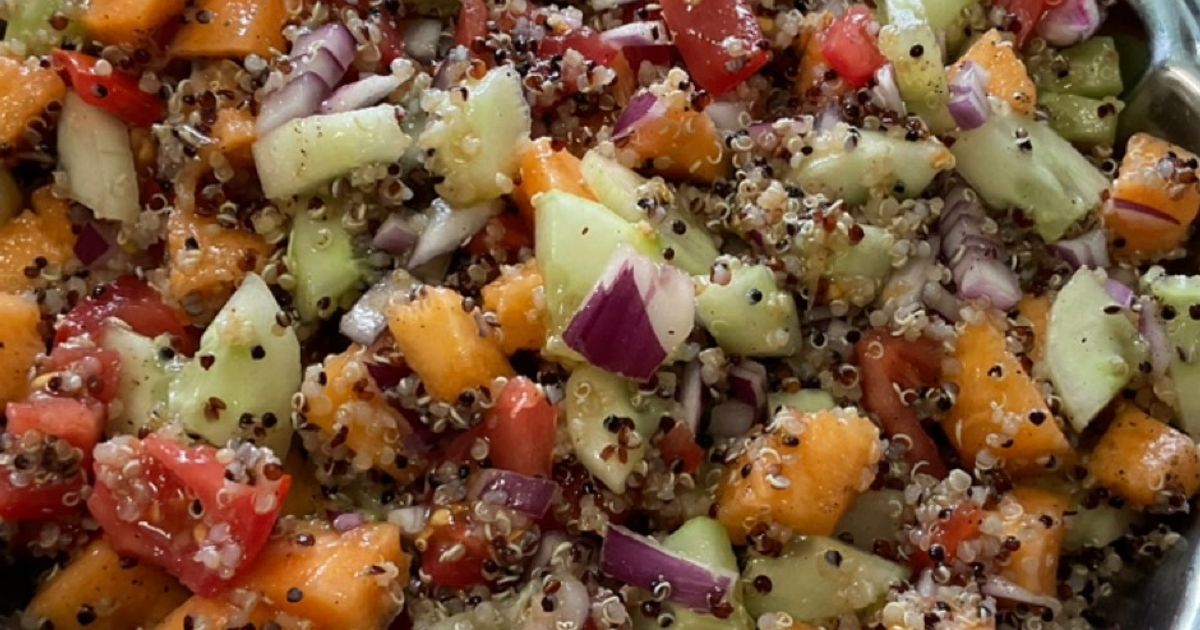 Salade De Quinoa Au Melon, Concombre, Tomates Et Oignon Rouge de Mila ...