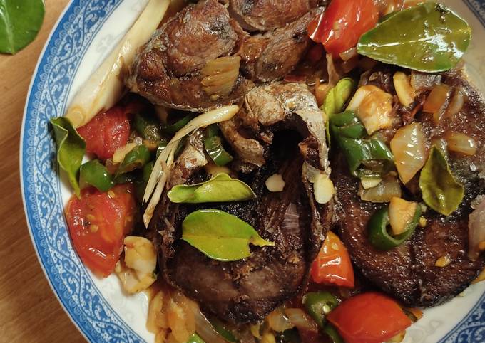 Resep Ikan Tongkol Asap Cabe Hijau oleh alanengpuput - Cookpad