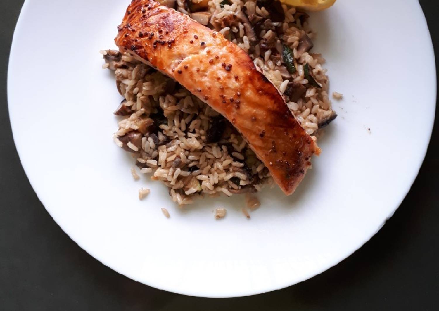 Salmón al horno con salteado de arroz con verduras Receta de behealthy ...