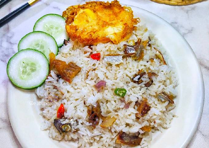 Resep Nasgor Ikan Asin Pedas oleh Bunda Ela - Cookpad