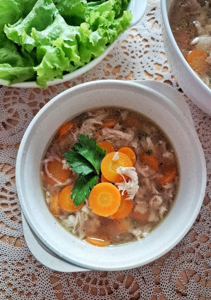 Resep Sup Ayam Wortel Bawang Putih oleh aniesaryono - Cookpad