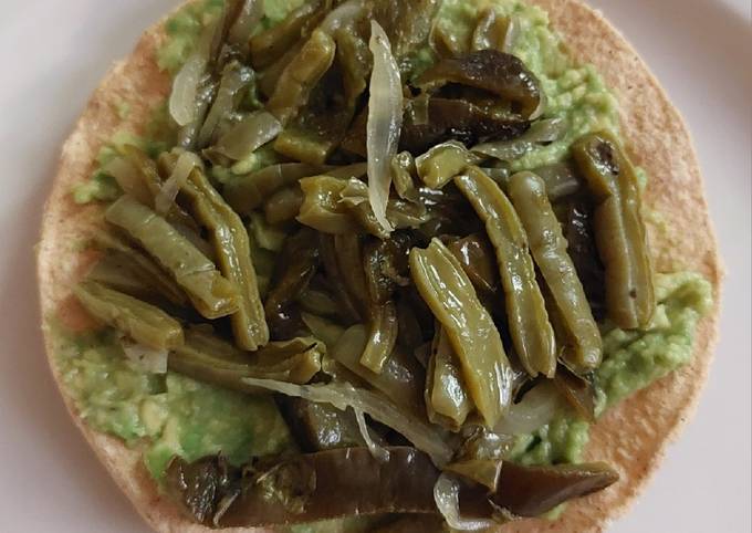 Tostadas de aguacate con nopales y rajas de poblano Receta de LuzMa SG ...