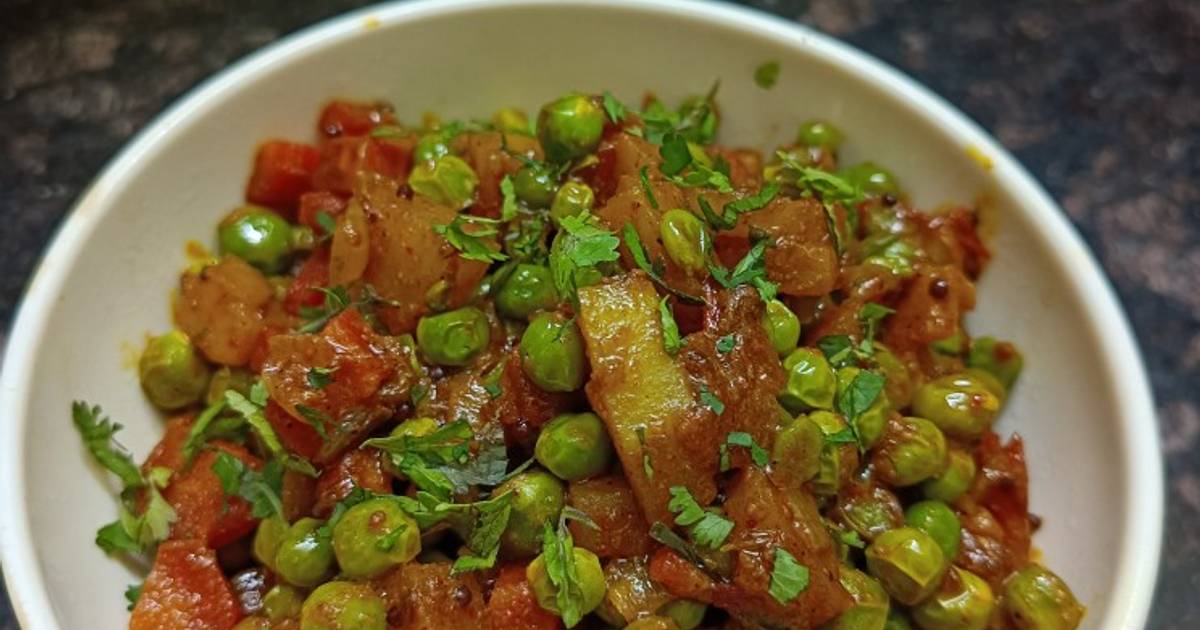 Aloo Gajar Matar Recipe by Munvi - Cookpad