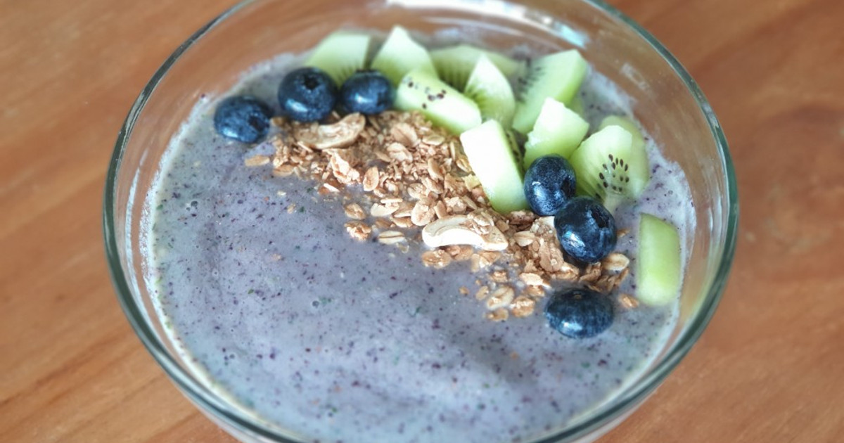 สูตร Blueberry Banana Spinach Smoothie Topped With Granola And Fruits ...