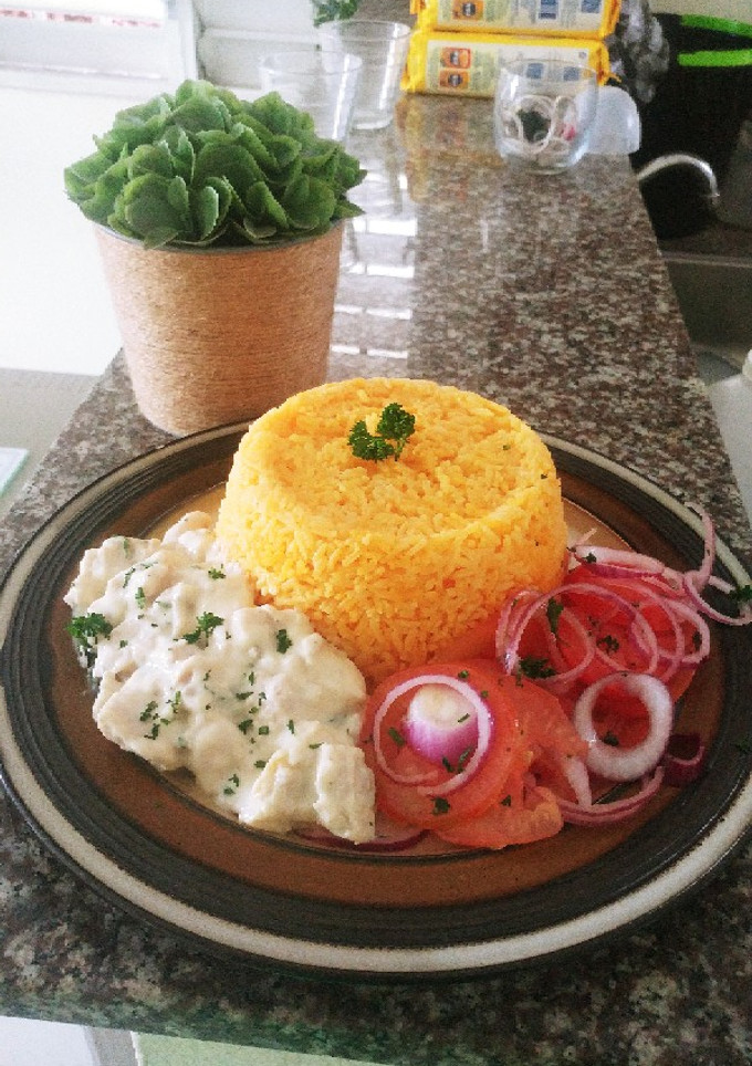 Pollo En Salsa Bechamel, Arroz Amarillo Y Ensalada Receta de Gabo ...