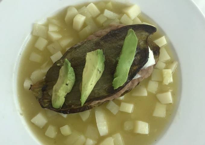 Nopal relleno de frijoles y queso panela sobre una capa de chayote y ...