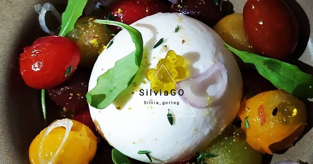 Ensalada de burrata con tomate cherry, chalota y caviaroli Receta de ...