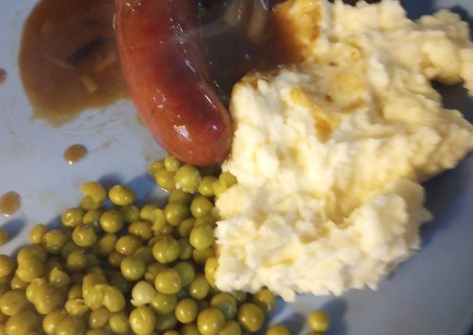 Bangers and Mash Dinner Recipe by skunkmonkey101 - Cookpad