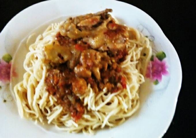 Spaghetti with stew Recipe by fatima abubakar - Cookpad