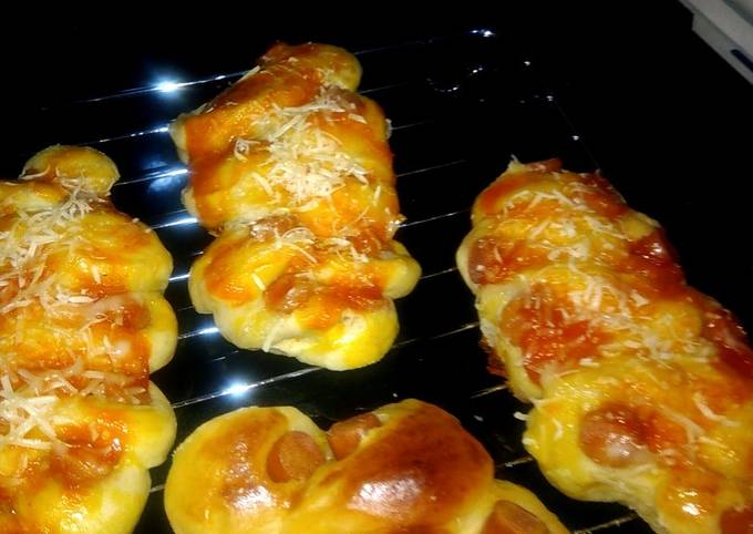 Resep Roti sosis kepang (caterpillar bun) ekonomis dan simple oleh ...