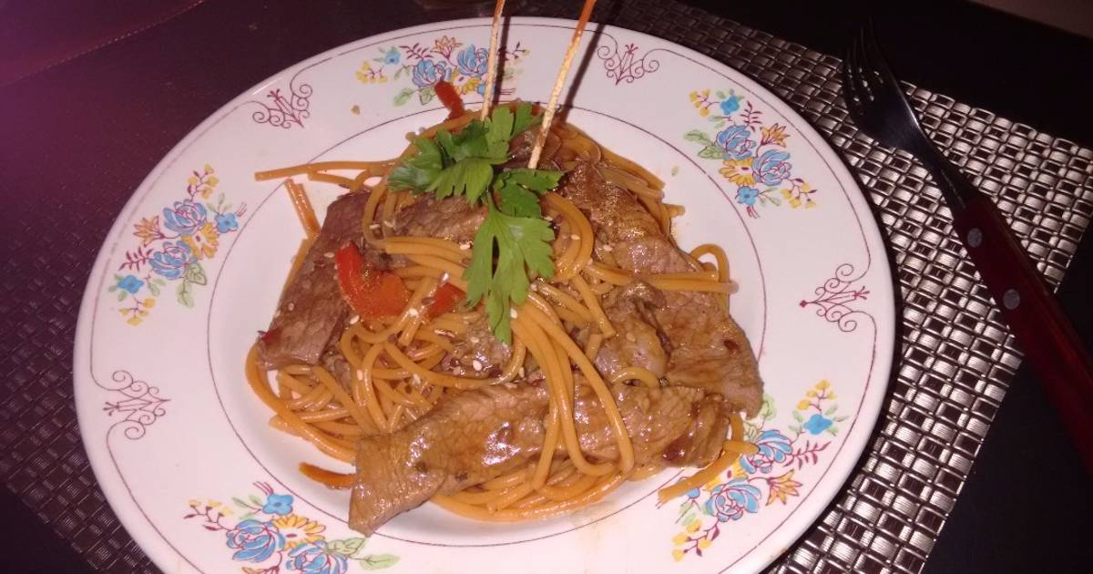 Wok de ternera, vegetales y spaghetti picantes Receta de Natalia Denise ...