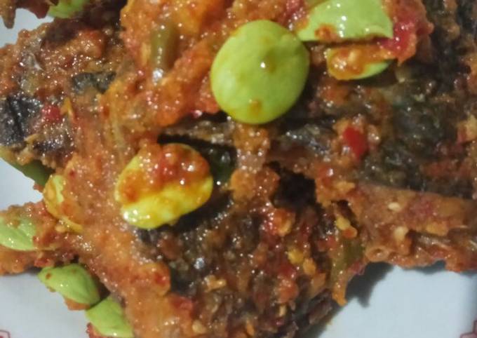 Resep Goreng Ikan Nila Balado Pete Tumis oleh Dhyny Hafuza - Cookpad