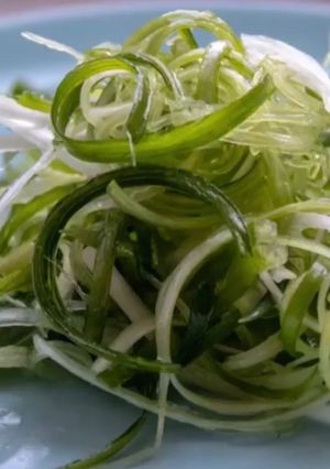 Perfect Curled Spring Onions For Garnish Recipe by Yui Miles - Cookpad