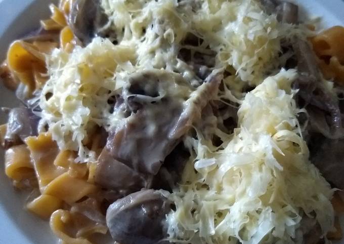 Pasta de peperonchino con salsa de funji. Pasta roja con hongo Receta ...