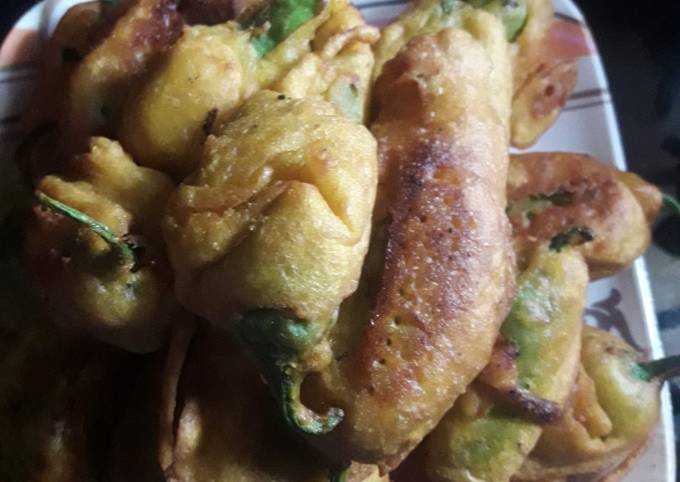 Basan mirchi ka bharwan pakora Recipe by ila chandarana - Cookpad