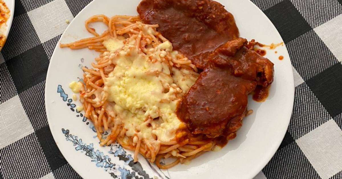 Chuleta de Cerdo con Salsa de Guajillo y Spaghetti Rojo con Queso ...