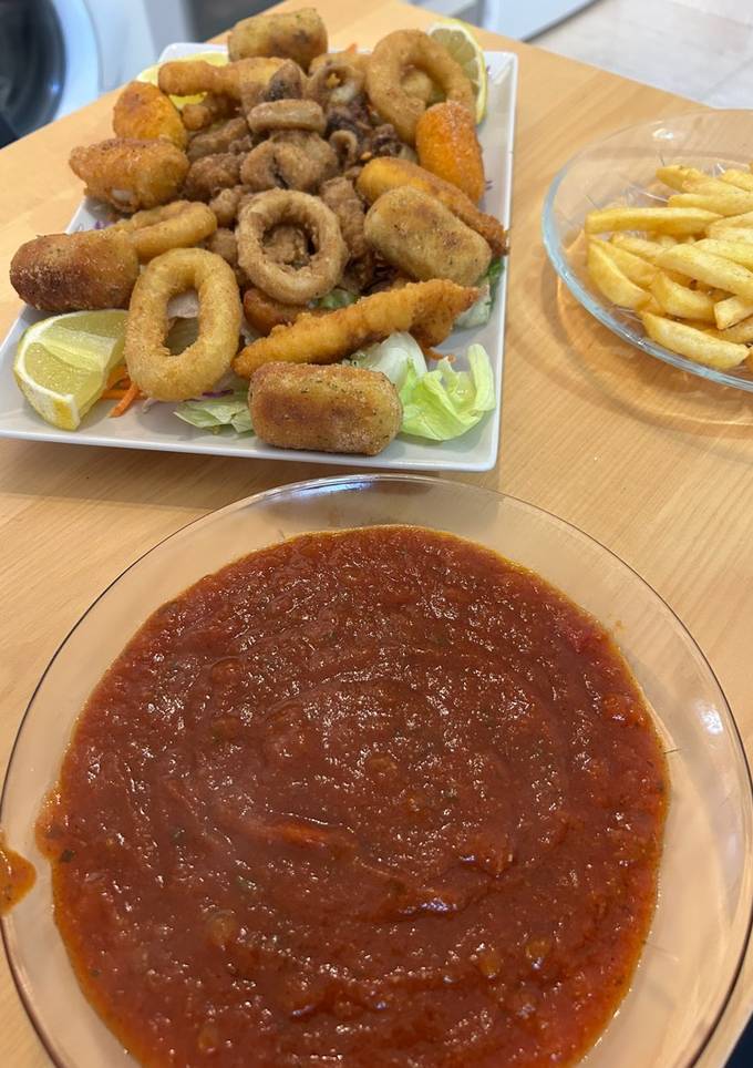 Fritura de pescado y salsa de tomate para acompañar Receta de Saida ...