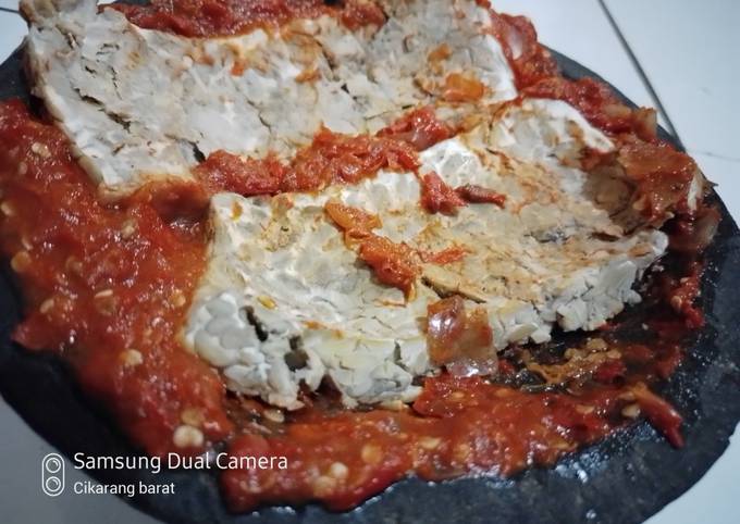 Resep Tempe pecak sambel tomat oleh Mufidah setya - Cookpad