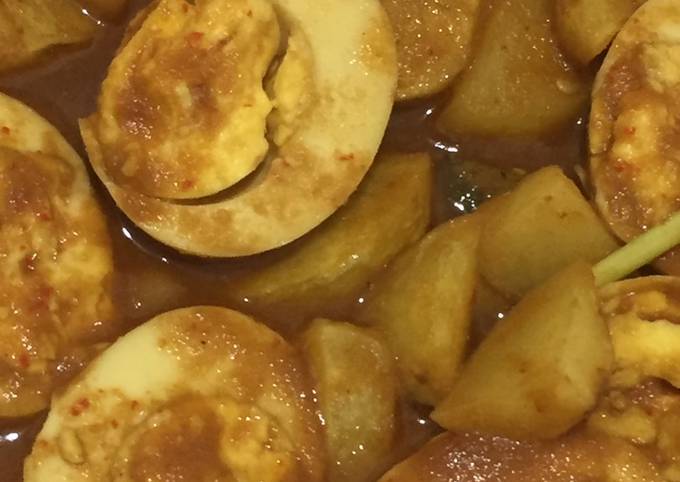 Resep Semur telur kentang simpel oleh Ayu Senja Cipta - Cookpad