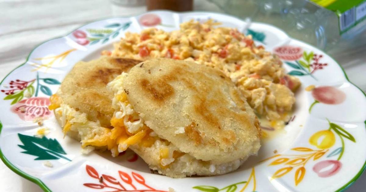 Huevos Pericos con arepa migada Receta de Diego Echeverry- Cookpad