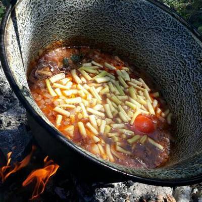 Bográcsban sárgabab gulyás-raguleves | krinyo Fehér Krisztián receptje ...
