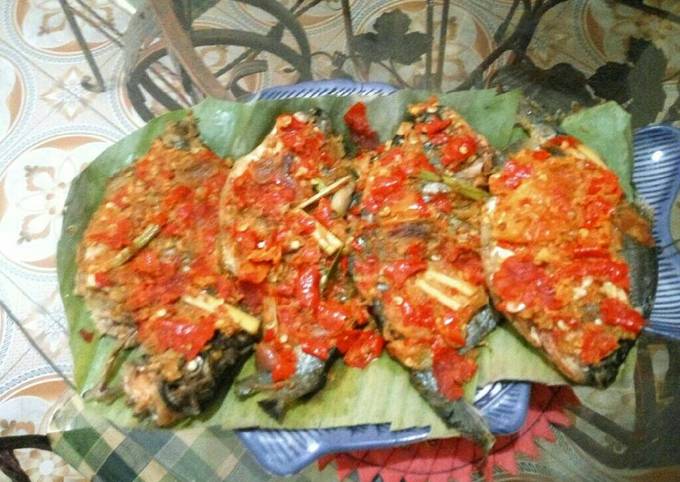 Resep Pepes Ikan Bawal oleh Anisa Millenia Febrianti - Cookpad