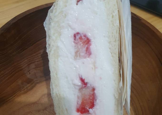 Resep Roti strawberry korea oleh Mealdiary - Cookpad