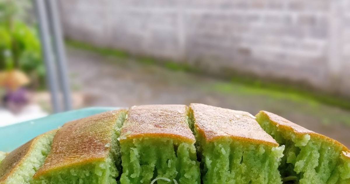 Resep Martabak manis pandan lembut bersarang banget oleh Mamanisa - Cookpad