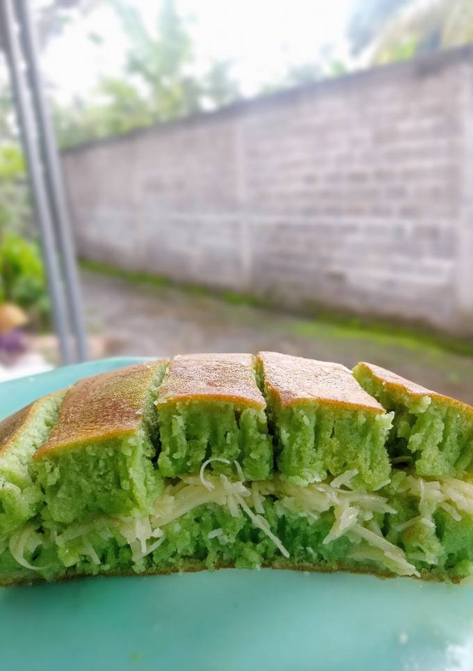 Resep Martabak manis pandan lembut bersarang banget oleh Mamanisa - Cookpad