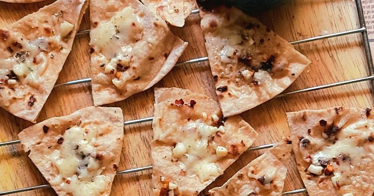 Garlic Cheese Roti Bites Recipe by Shradha Nema (foodgazin') - Cookpad