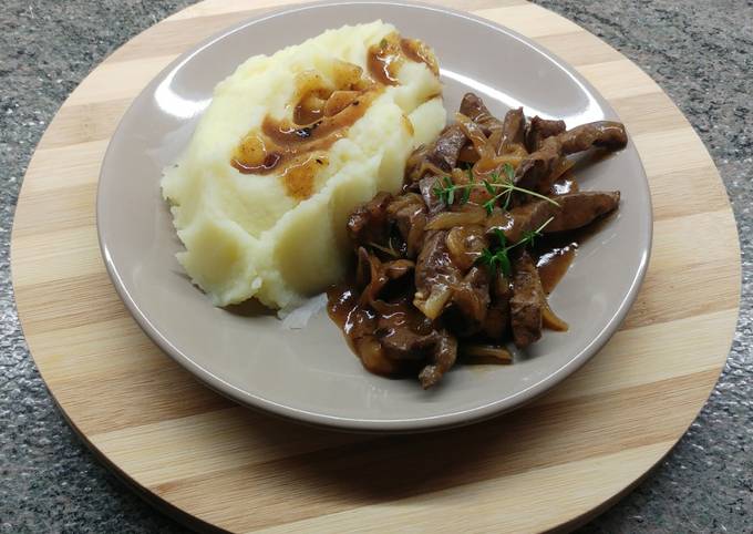 Hígado en salsa con puré de patatas Receta de Iryna Burlutskaya- Cookpad