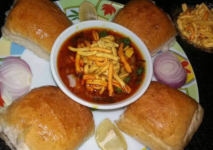 Spicy missal pav Recipe by Snehlata Chauhan - Cookpad