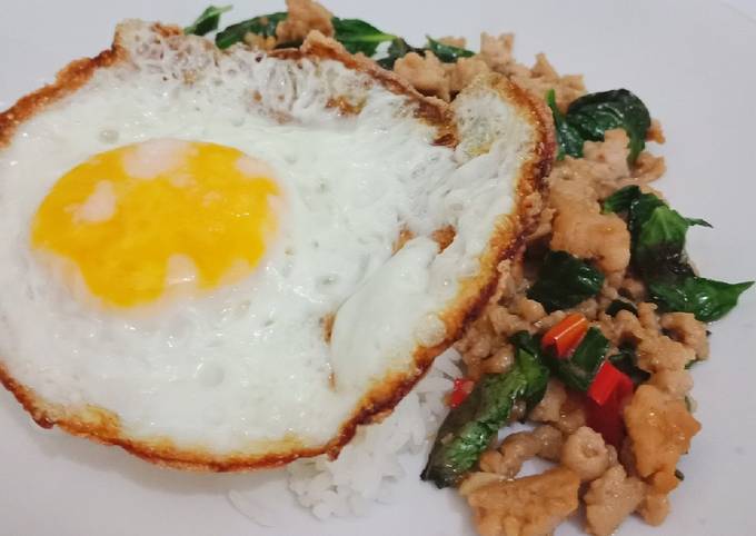 Resep Pad Ga Prao Gai (ผัดกระเพราไก่) oleh A. Evelyn - Cookpad