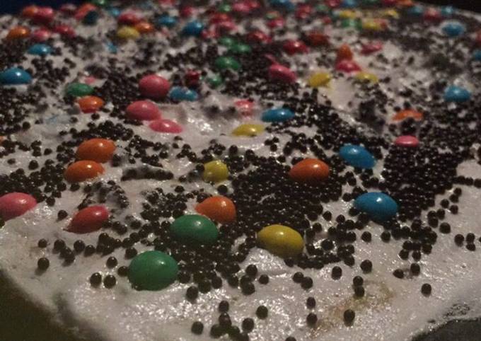 Torta con merengue y rocklets Receta de lau y cami - Cookpad