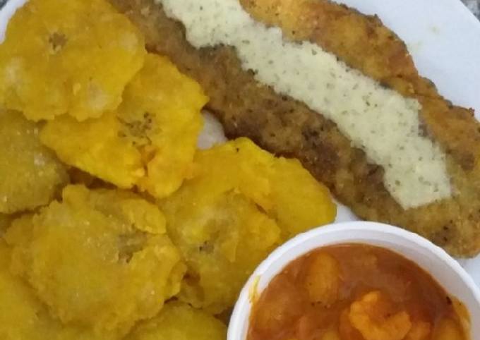 Patacones con Filete de pescado apanado y camarones Receta de Rosybel E ...