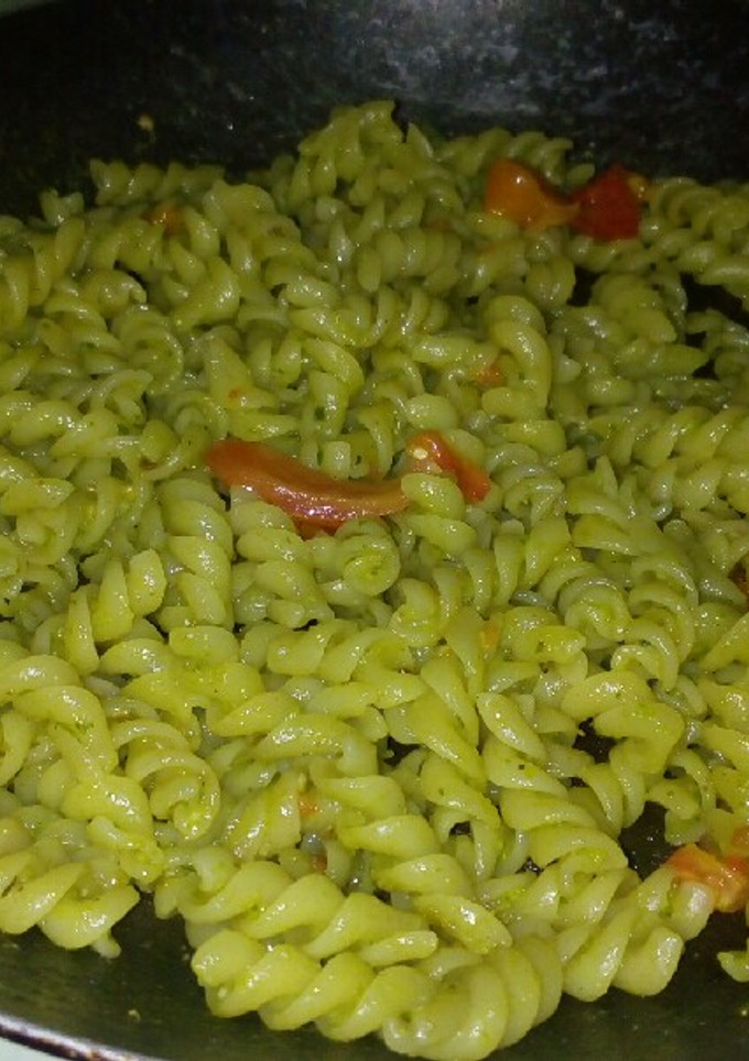 Resep One Pot Basil Pesto Fusilli Pasta Simple oleh Belia Putri - Cookpad