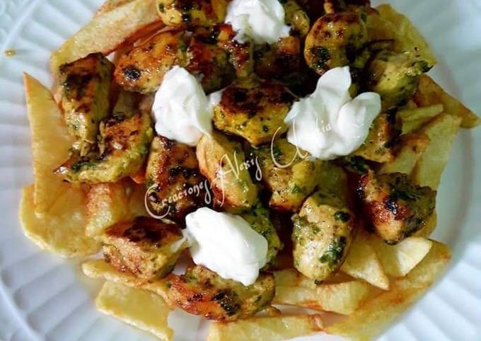 Pinchitos de pechuga de pollo con patatas fritas y doble marinad Receta ...
